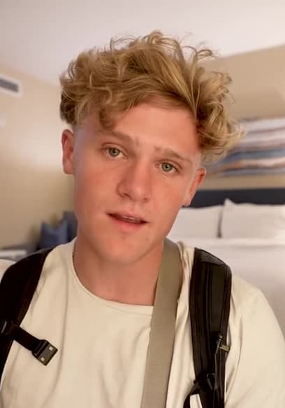 Watch Ryan Trahan S09:E06 - World's Smallest Phone! / Running a ...