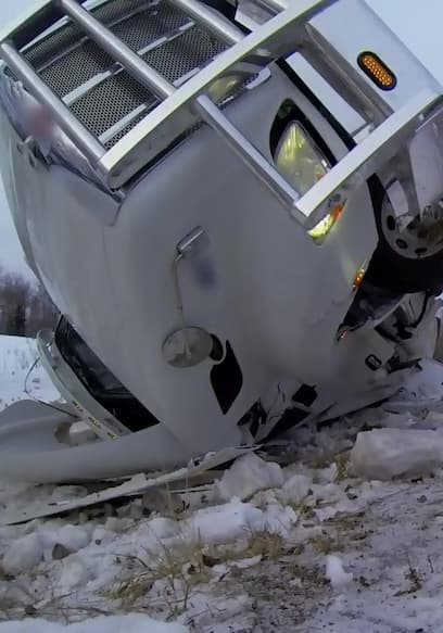 Watch Highway Thru Hell S03:E07 - Red Hot Wrecks - Free TV Shows | Tubi