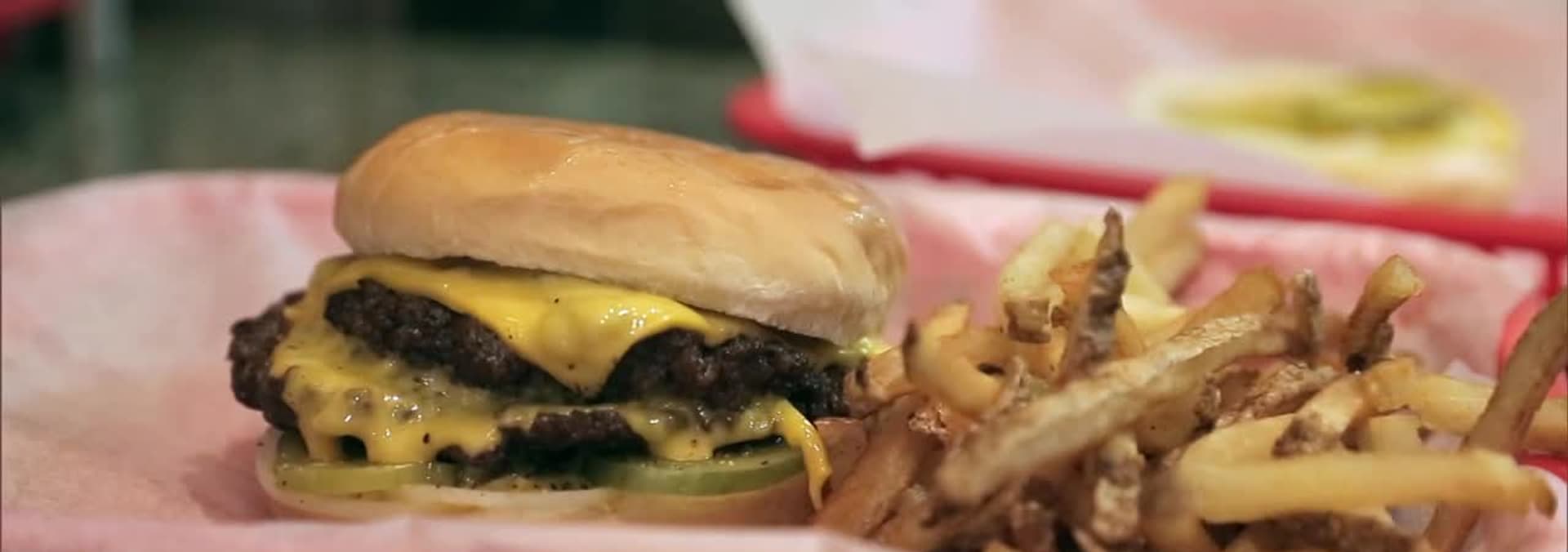 Watch Burger Land S01:E10 - Tennessee Blues Burgers - Free TV Shows | Tubi