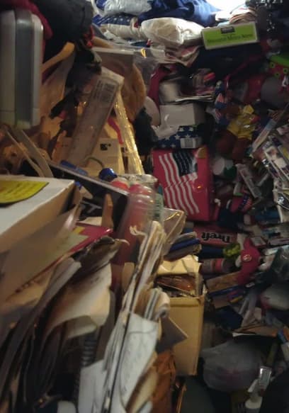 Watch Hoarders S14:E01 - Lia - Free TV Shows | Tubi