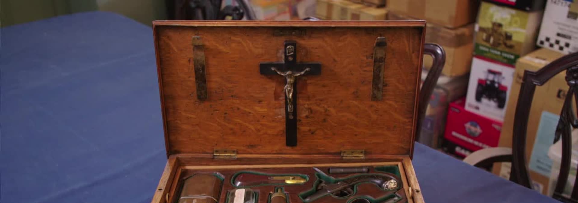 Watch Secret Life of the Auction House S01:E03 - LV Trunk, Vampire ...