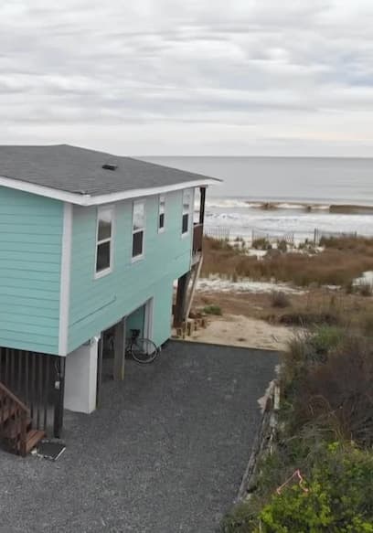 Watch Beach Hunters S05:E13 - Beach Hunters in Oak Island - Free TV ...