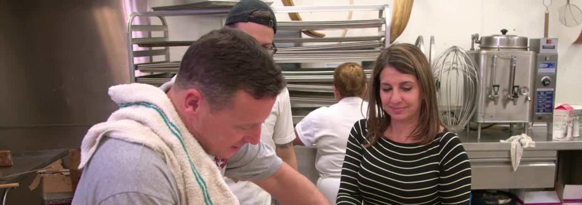 Watch Cake Boss S13:E05 - Helicopters and Hypnosis - Free TV Shows | Tubi
