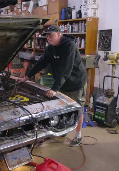 Watch Roadkill Garage S04:E03 - Farm Find '71 Satellite Rescue - Free ...