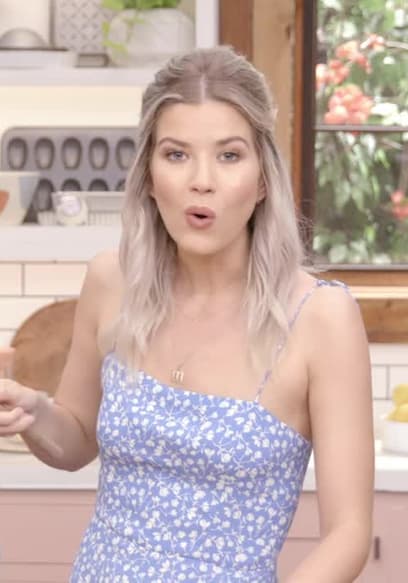 Watch Baking It Easy S01:E02 - The Opposite of a Hot Mess - Free TV ...