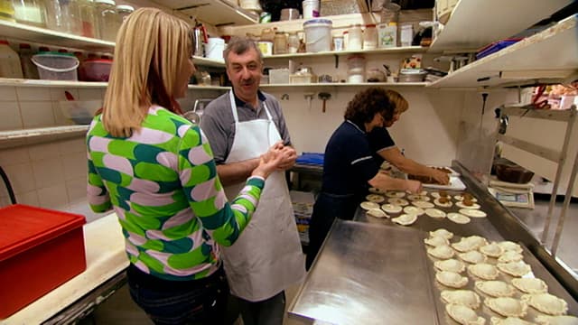 Watch Food Safari Season 3 - Free TV Shows | Tubi