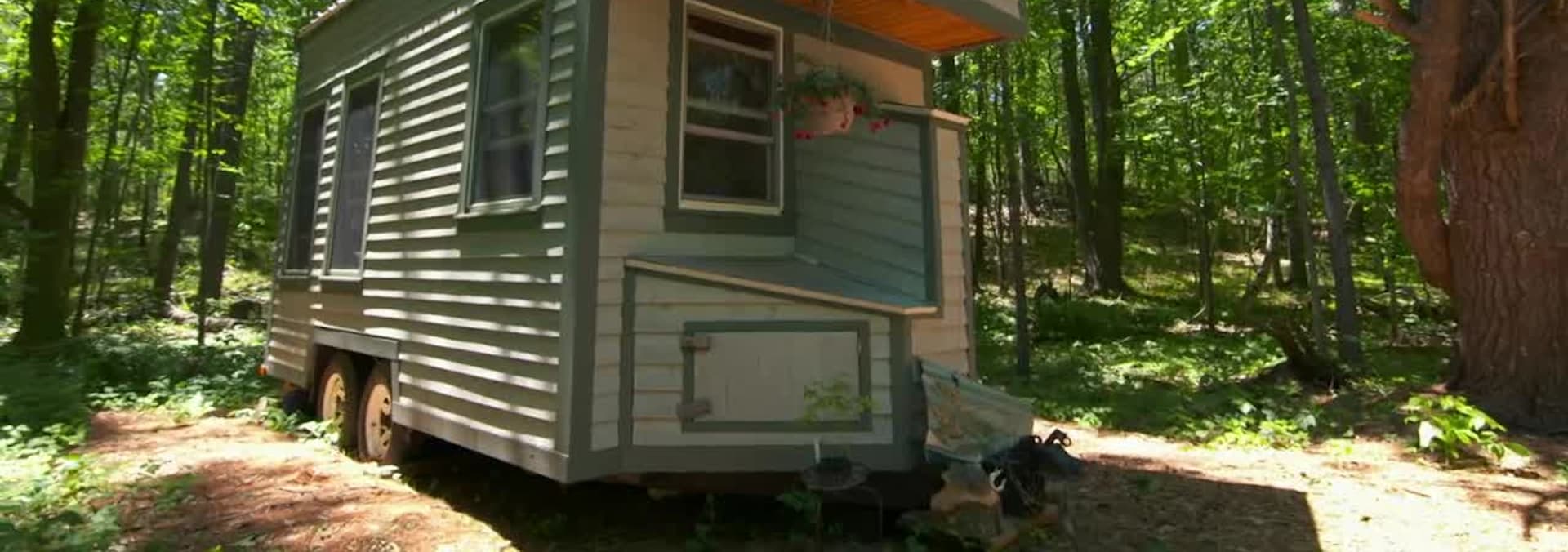 Watch Tiny House Hunters S02:E17 - Teacher Seeks a Tiny Upgrade - Free ...