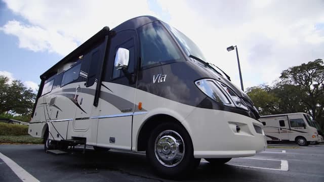 Watch Big Time RV S02:E06 - Absolute Lap of Luxury - Free TV Shows | Tubi