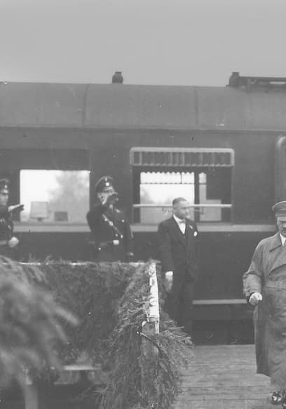 Watch Hitler's Bodyguard S01:E10 - Hitler's Dangerous Train Journey ...