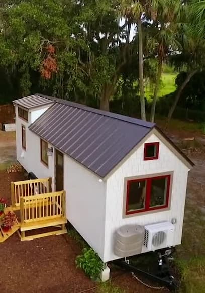 Watch Tiny House, Big Living S06:E11 - Chic Florida Tiny - Free TV Shows | Tubi