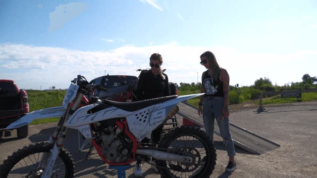 Watch Chicks and Machines S01:E06 - Episode 6 - Free TV Shows | Tubi