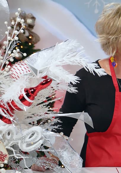 Watch Sleighed S01:E01 - Trimming the Tree - Free TV Shows | Tubi