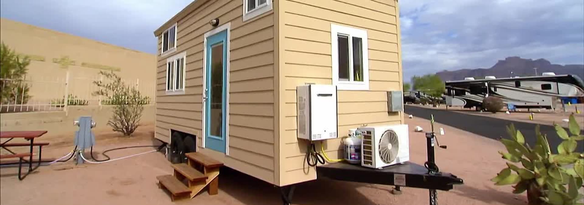 Watch Tiny House Hunters S04:E20 - Family Shops Tiny and Mobile in ...