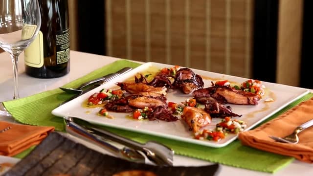 Watch Simply Ming S14:E18 - Hawai'i - Isaac Boncaco - Free TV Shows | Tubi