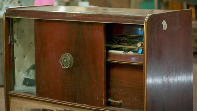 Watch The Repair Shop S07:E18 - Clifton's Radiogram, Telephone Lighter ...