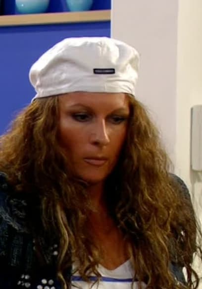 Watch Absolutely Fabulous S05:E01 - Cleanin' - Free TV Shows | Tubi