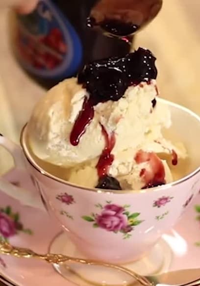 Watch Weird History Food: The Series S04:E09 - Popular Desserts ...