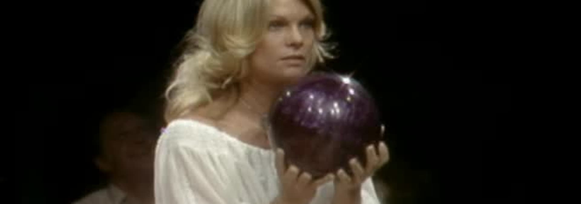 Watch Celebrity Bowling S03:E21 - Episode 21 - Free TV Shows | Tubi