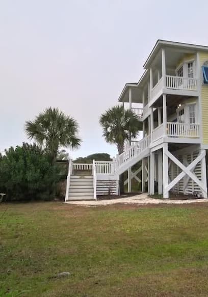 Watch Beach Hunters S03:E05 - Oak Island Beach House Hunt - Free TV ...