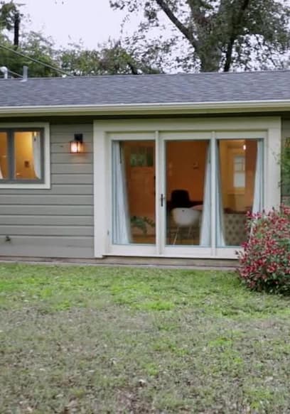 Watch Tiny House Hunting S01:E10 - Texas Tiny in Austin - Free TV Shows | Tubi