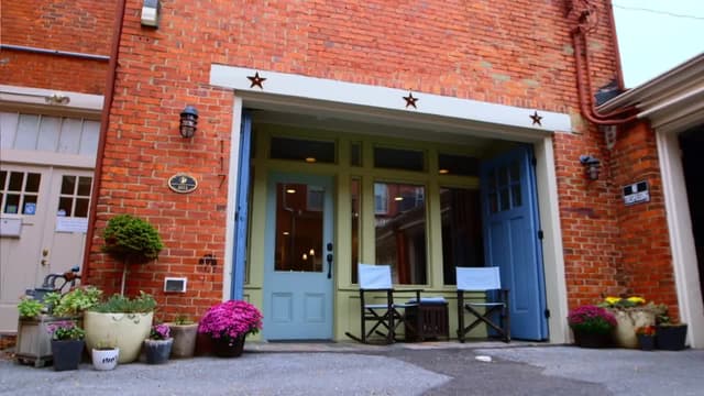 Watch You Live in What? S03:E12 - Saloon, Bakery, Windmill - Free TV ...